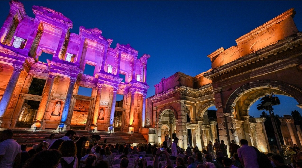 Efes Antik Kenti, gece müzeciliği uygulaması ile ziyaretçilerini ...