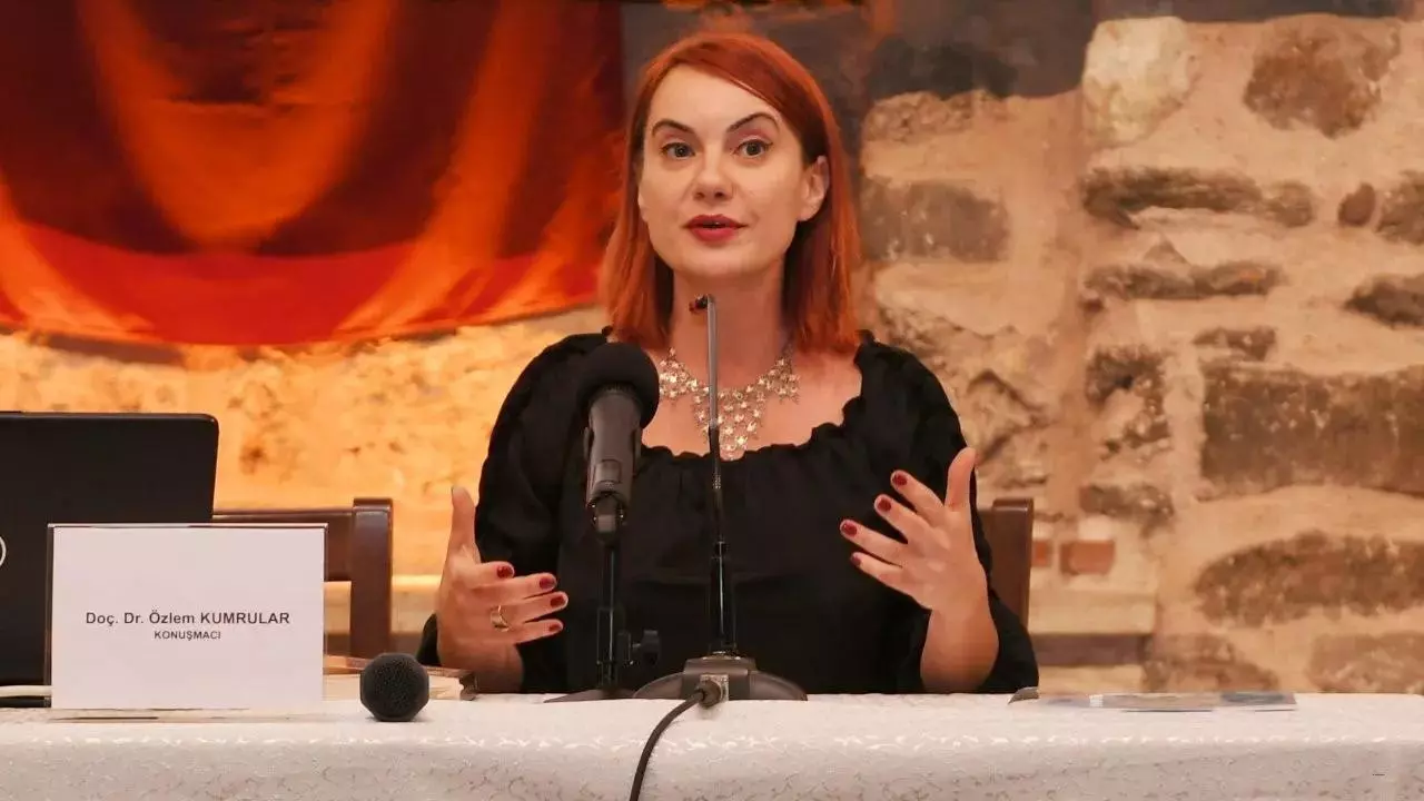 Ünlü Tarihçi Prof. Dr. Özlem Kumrular, Kösem Sultan ve Haremde Taht ... Ünlü Tarihçi Prof. Dr. Özlem Kumrular, Kösem Sultan ve Haremde Taht ...